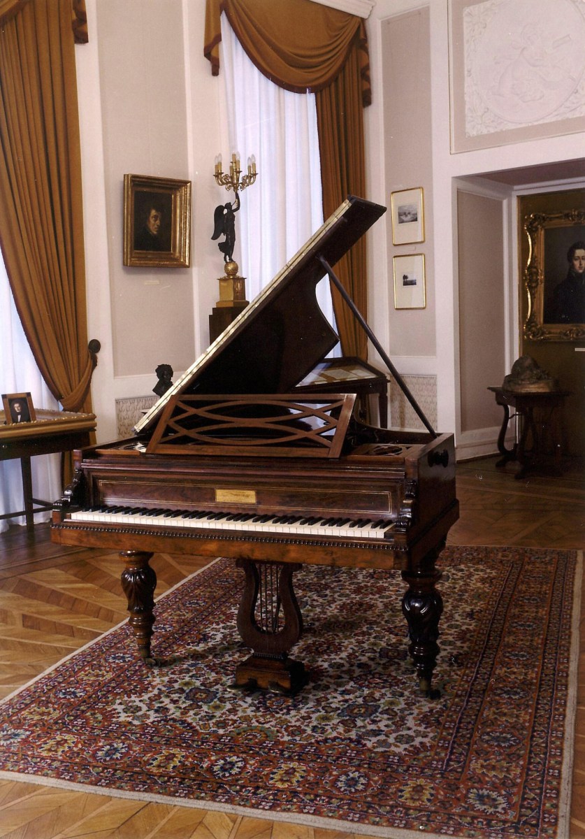Le piano de Chopin … – Plumes pointes palettes et partitions